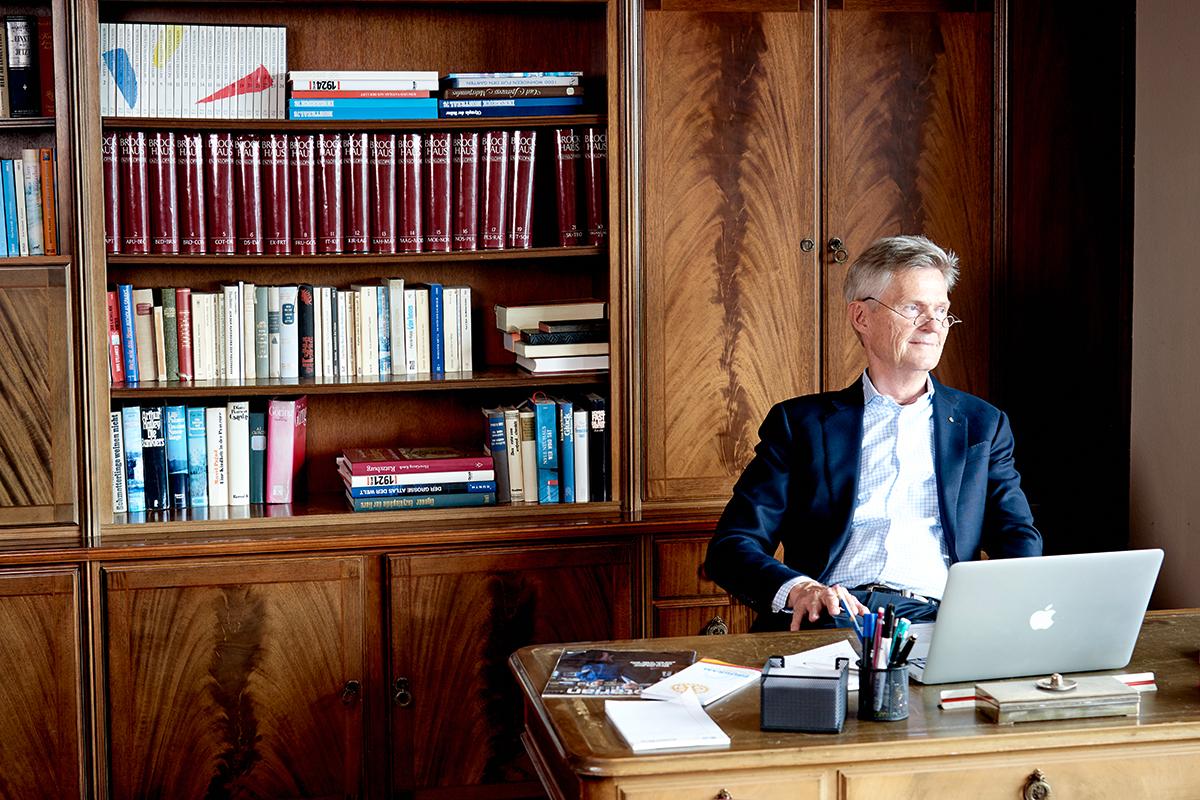 Business casual - Holger Knaack | Rotary International